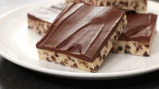 Chocolate Chip Cookie Dough Bars | Scrolller