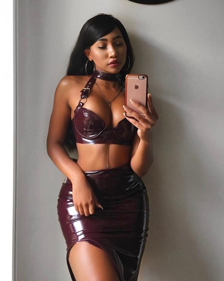 Chocolate curves | Scrolller