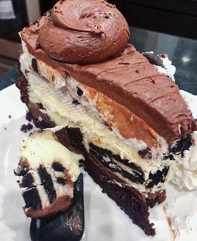 Chocolate fudge Oreo cheesecake | Scrolller