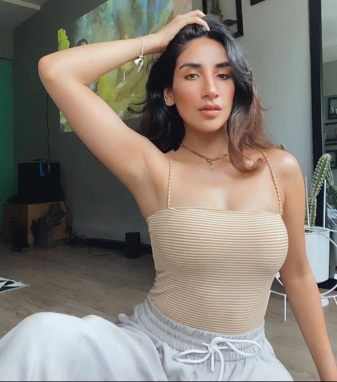 Chocolaty and fleshy armpit of Parul Gulati | Scrolller