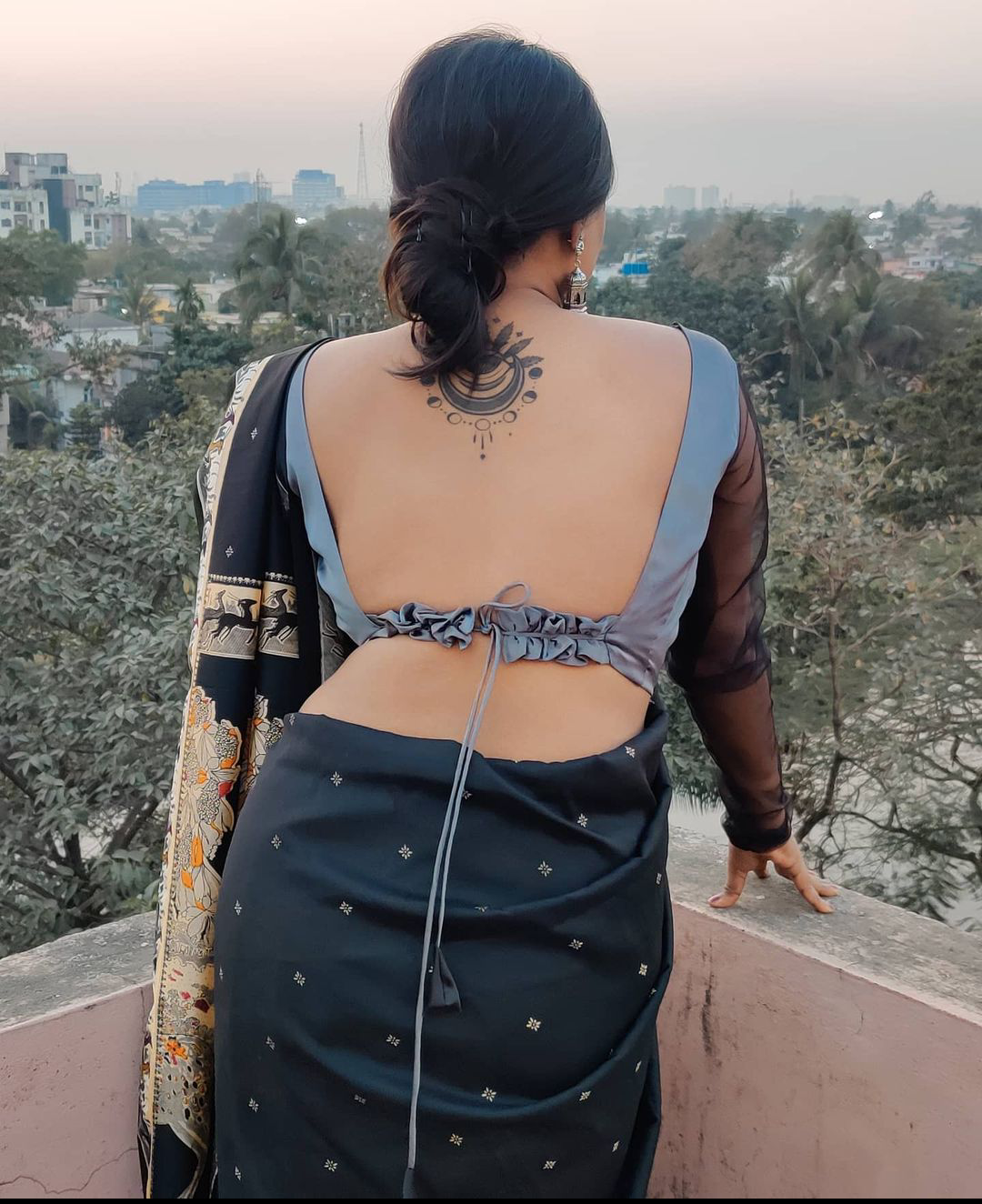 Chocolaty smooth back of Sonali Das | Scrolller