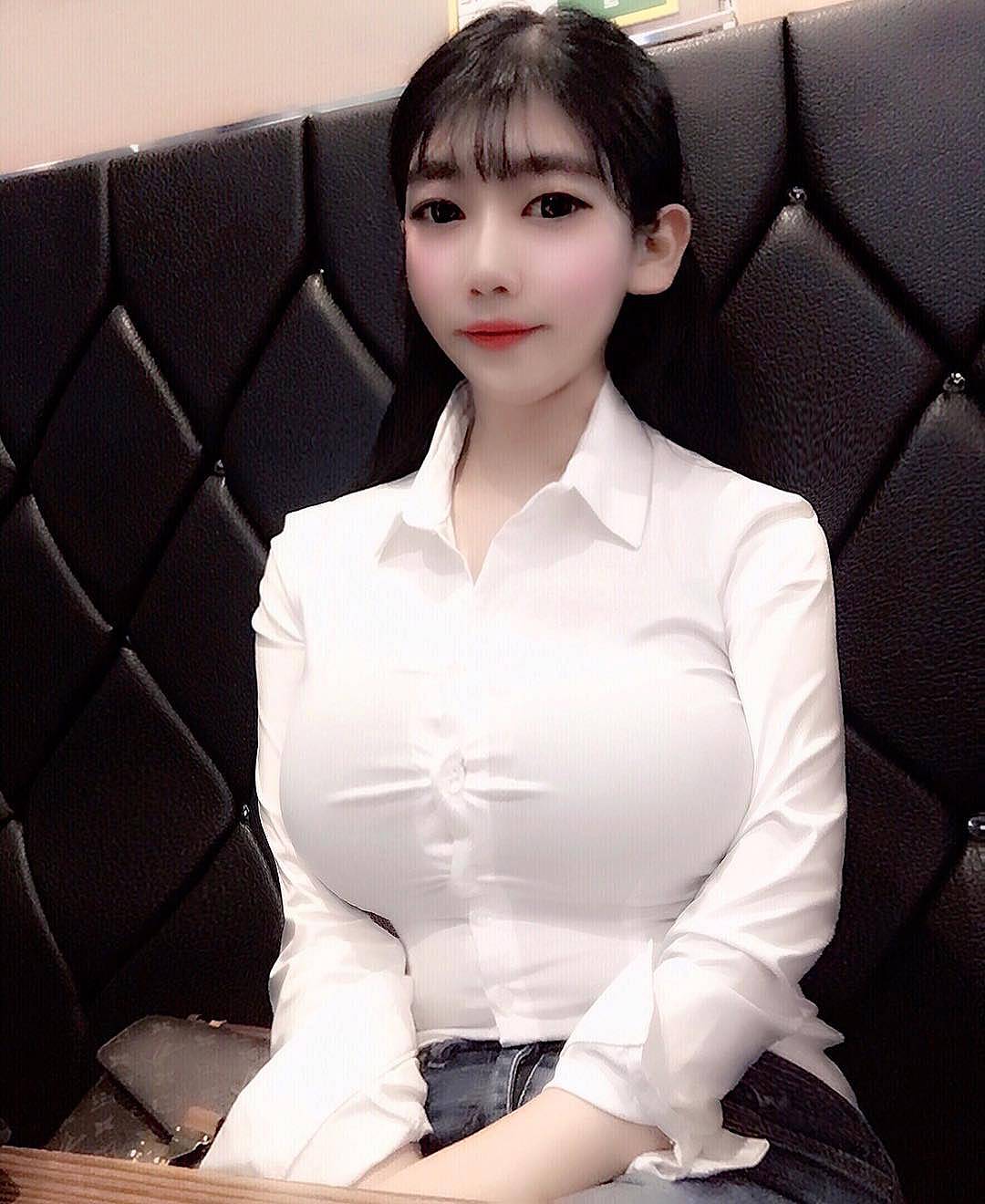 @choheevely Strong Buttons | Scrolller