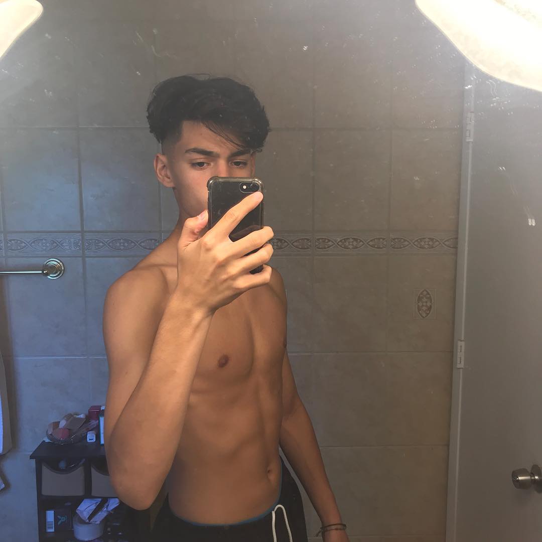 Chris Arana (@itschrisarana) [shirtless] | Scrolller