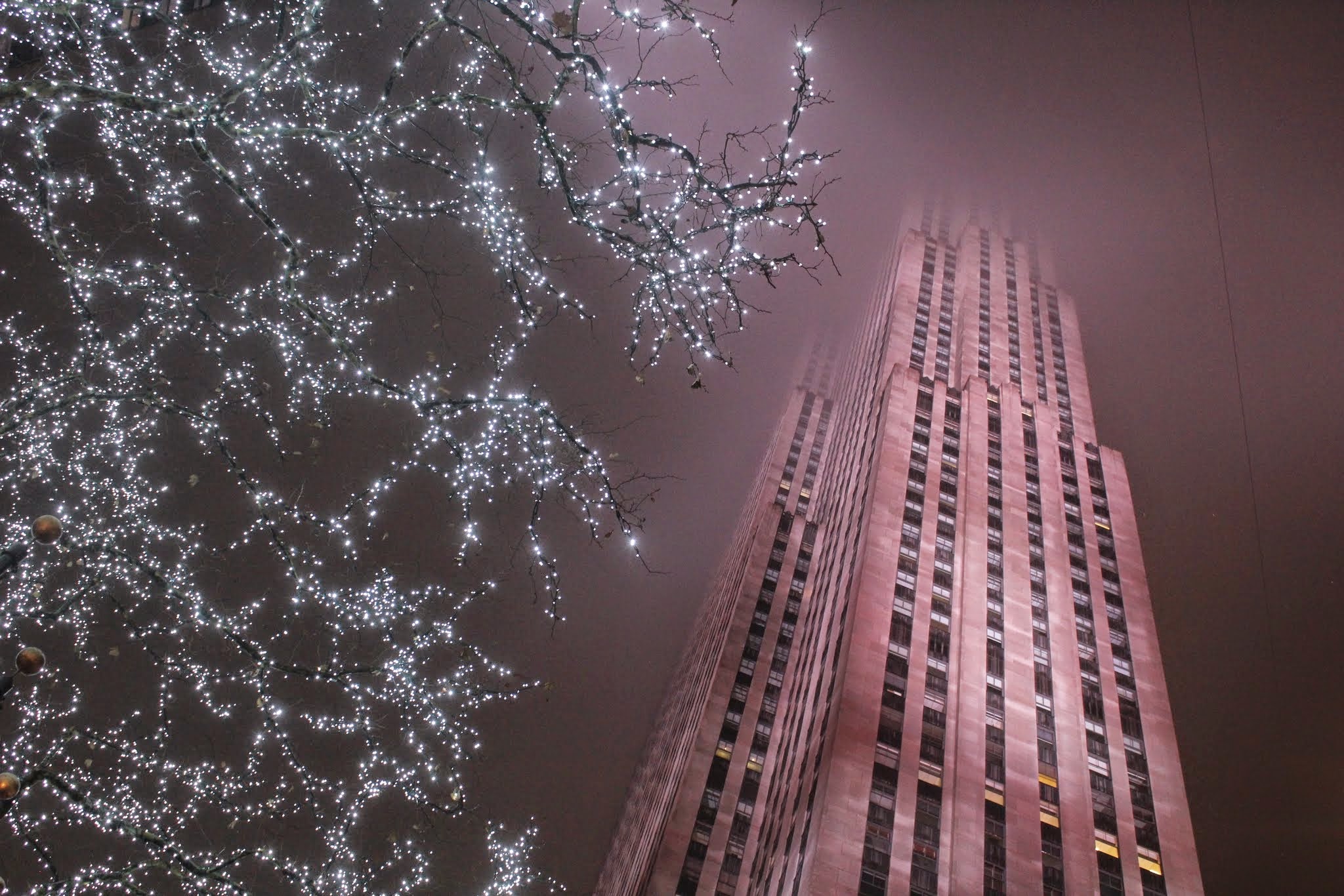 Christmas in Rockefeller Center [2048x1366] | Scrolller