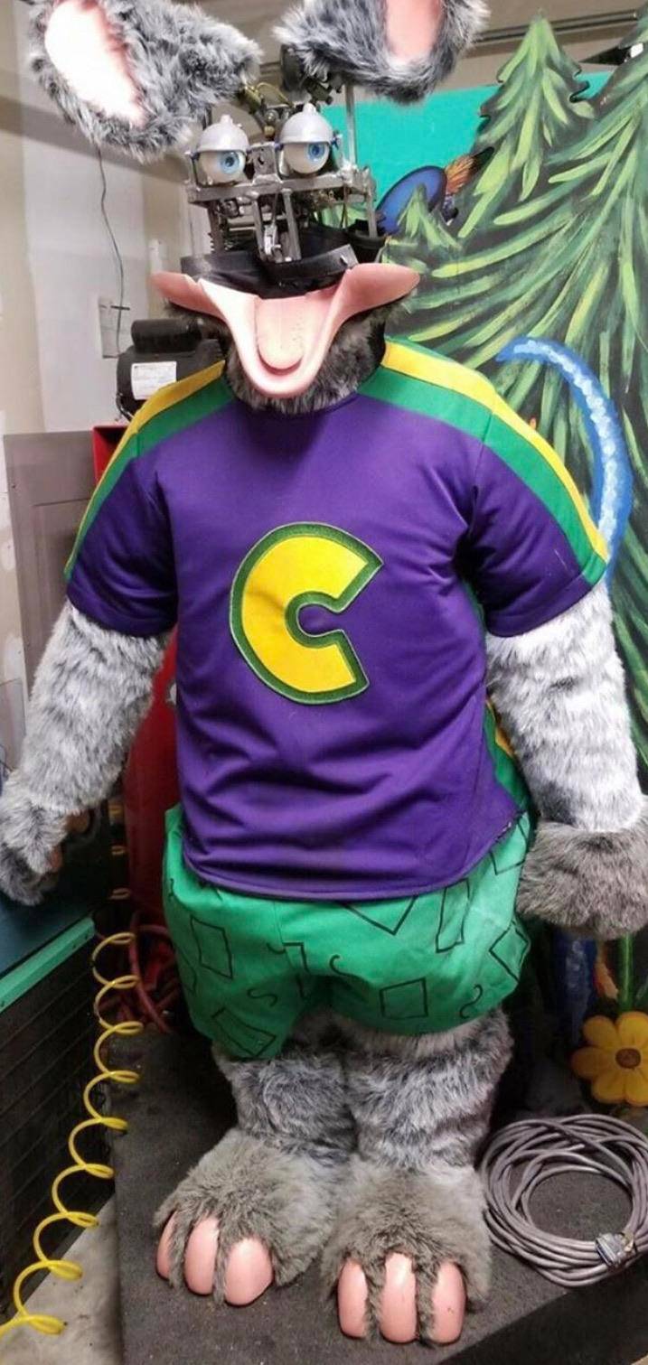 Chuck E. Cheese bot with most of his face cosmetics missing. | Scrolller