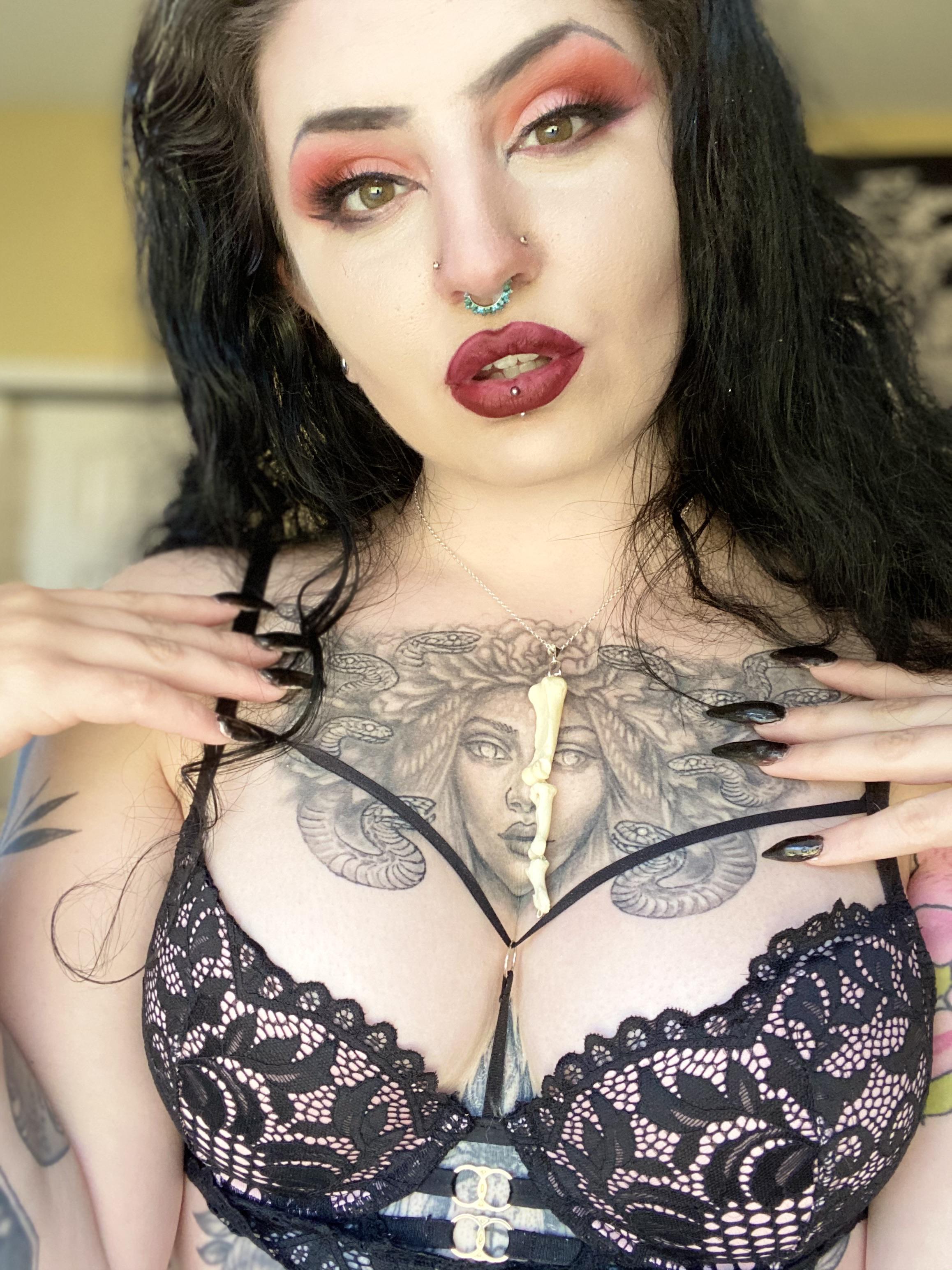 Classic black claws 🖤 | Scrolller