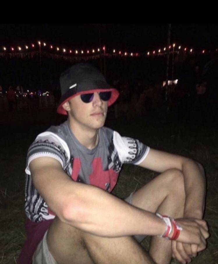 Classic Harry in a bucket hat 🥰🥰 | Scrolller