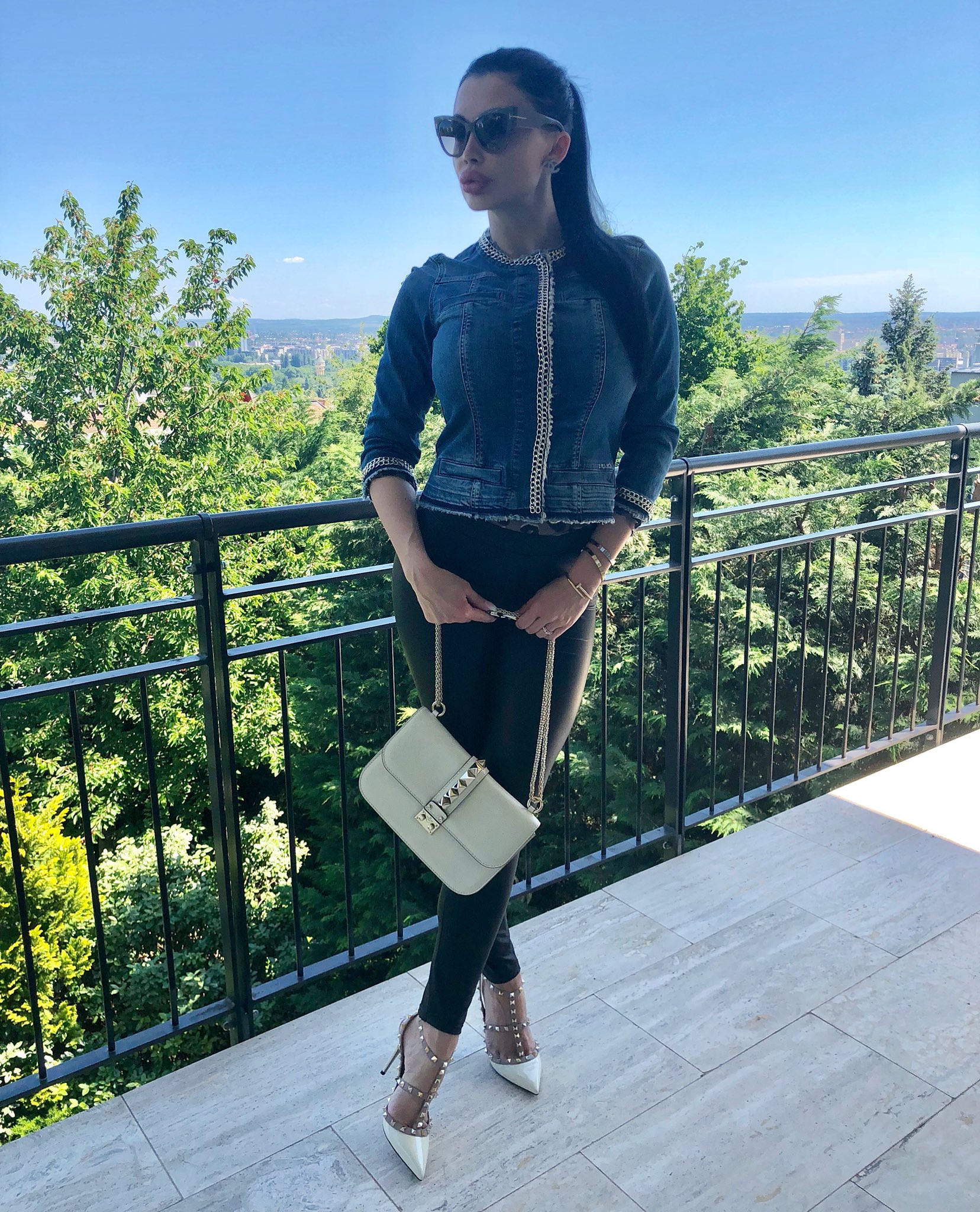 Classy bimbo | Scrolller