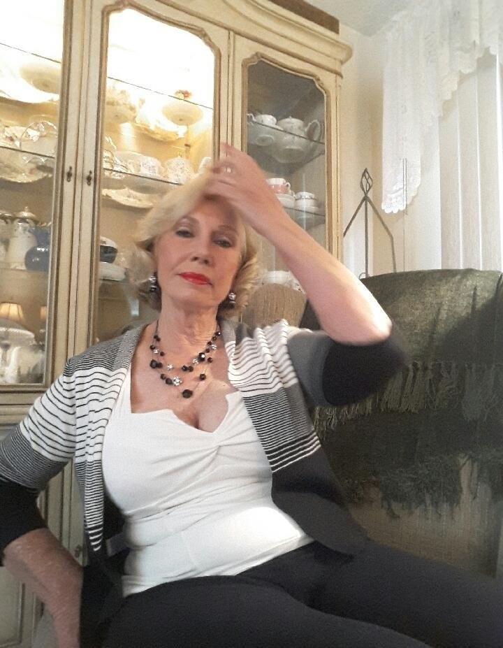 Classy GILF | Scrolller