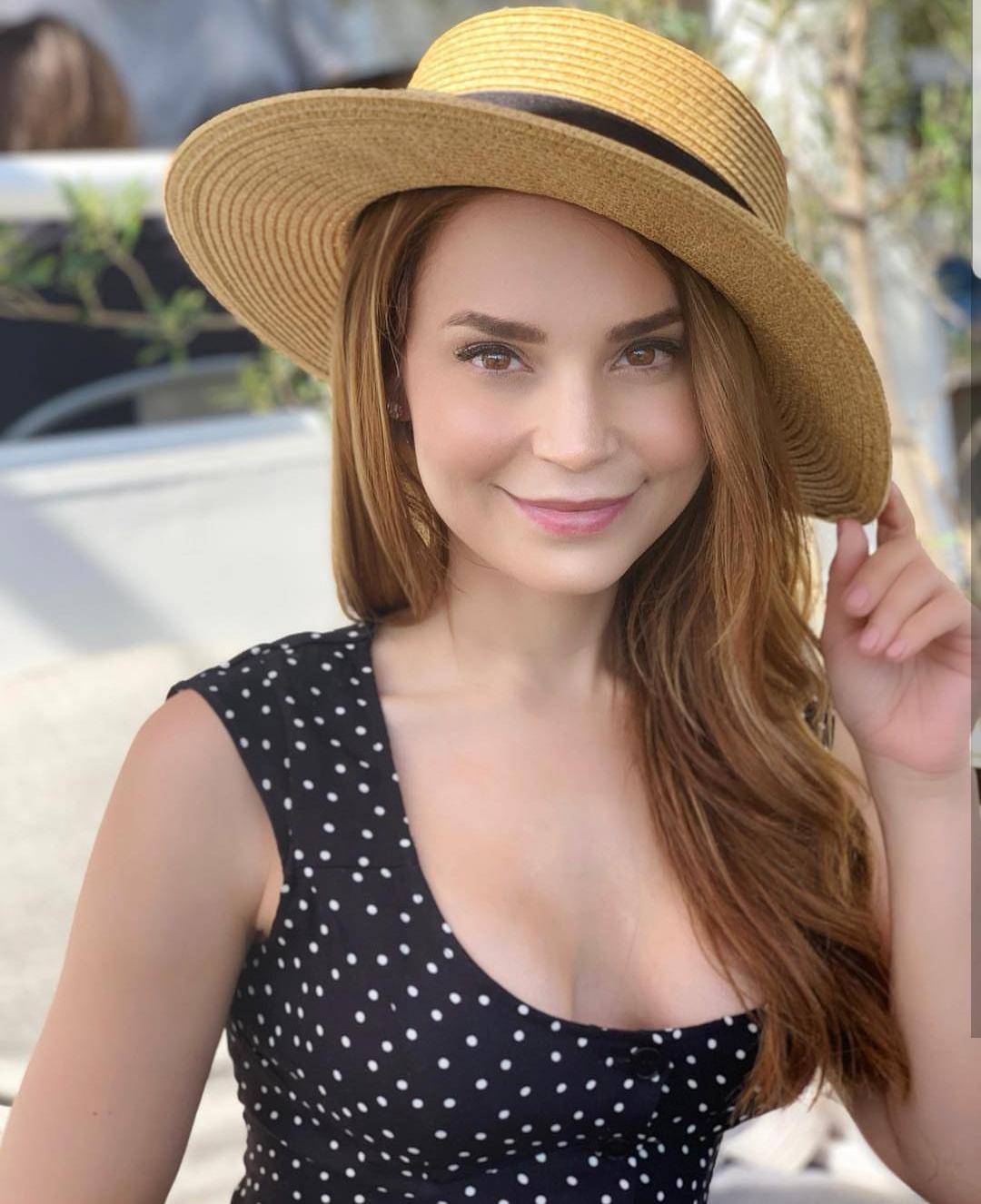 Cleavage 2 | Scrolller