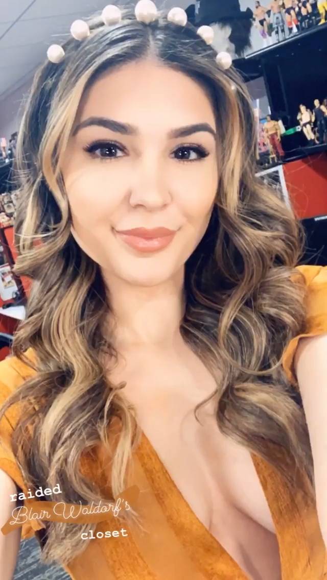 Cleavage | Scrolller