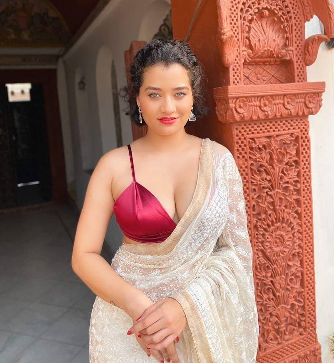 Cleavage queen | Scrolller