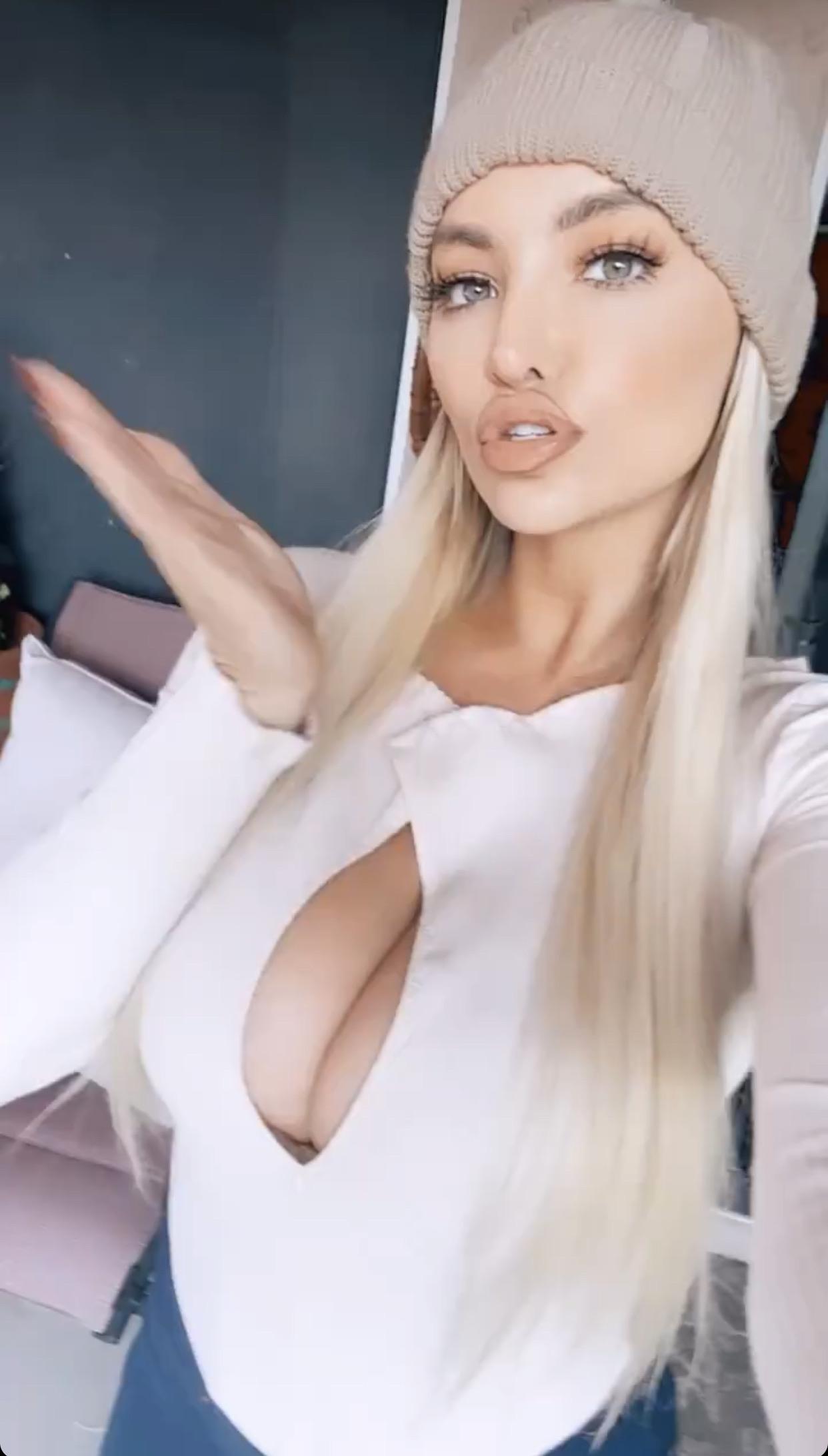 Cleavage window | Scrolller