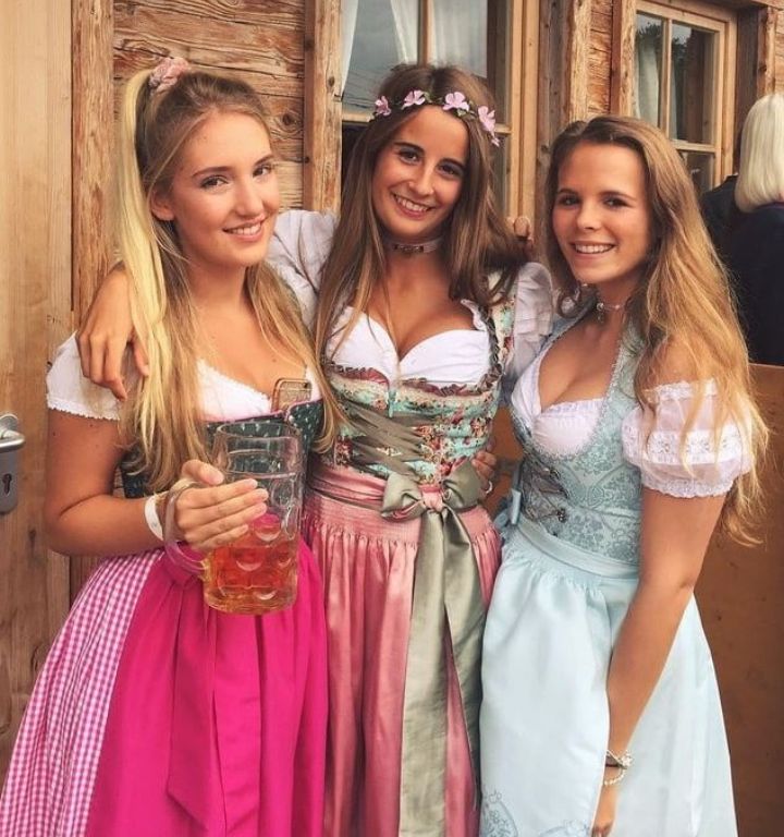 Close dirndl girls | Scrolller