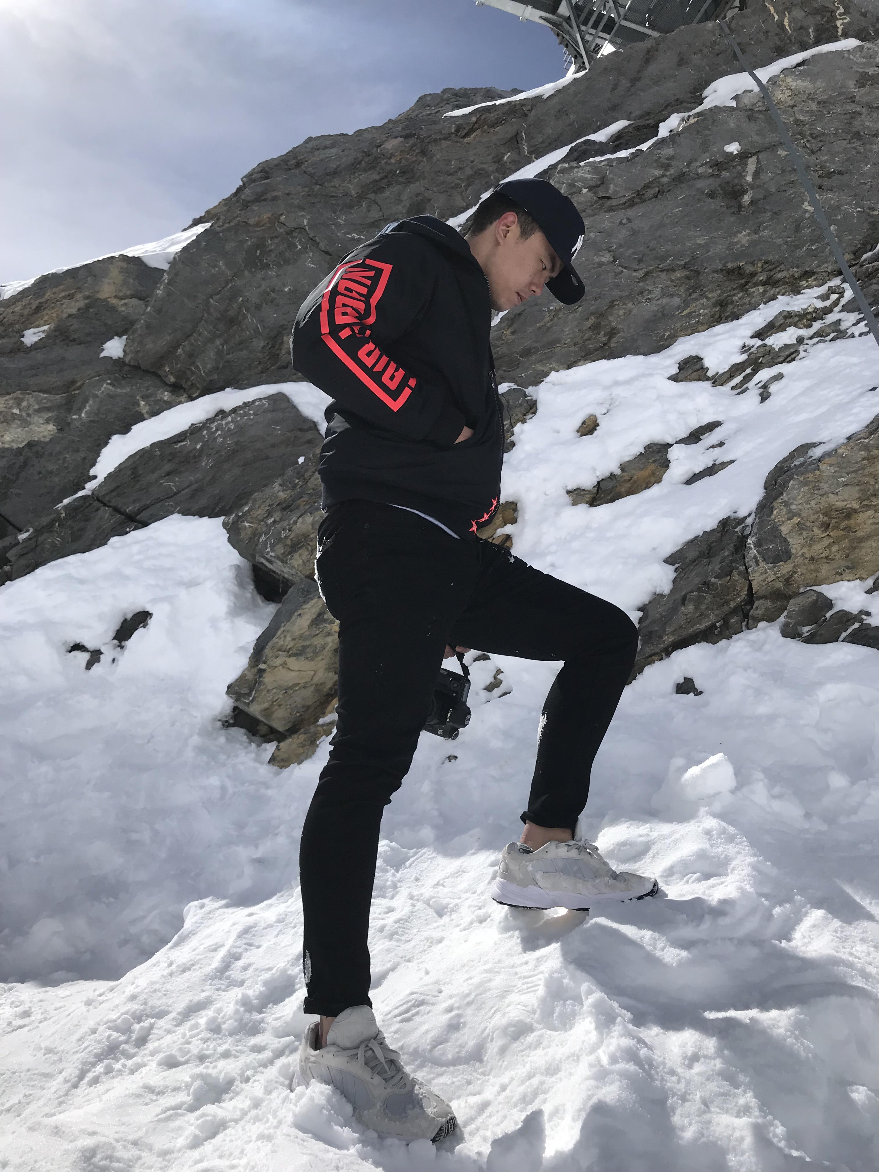 Cloud white and the one dwarf | Scrolller