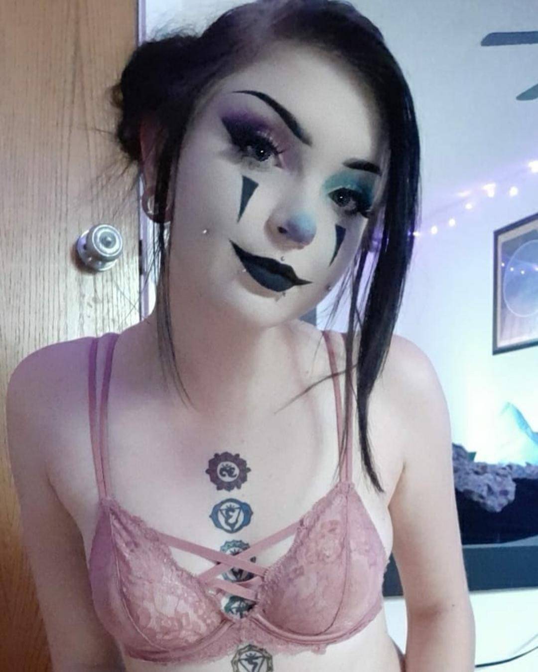 Clown girls do it best | Scrolller