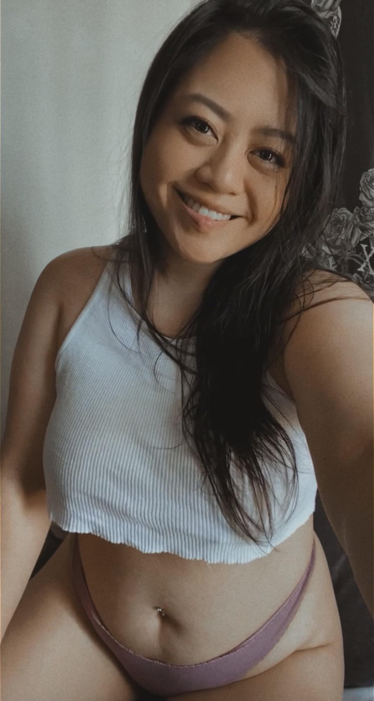 Come home and lay in bed with me 🥰 | Scrolller