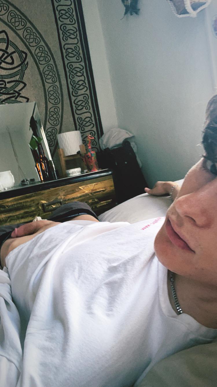 Come lay with me | Scrolller