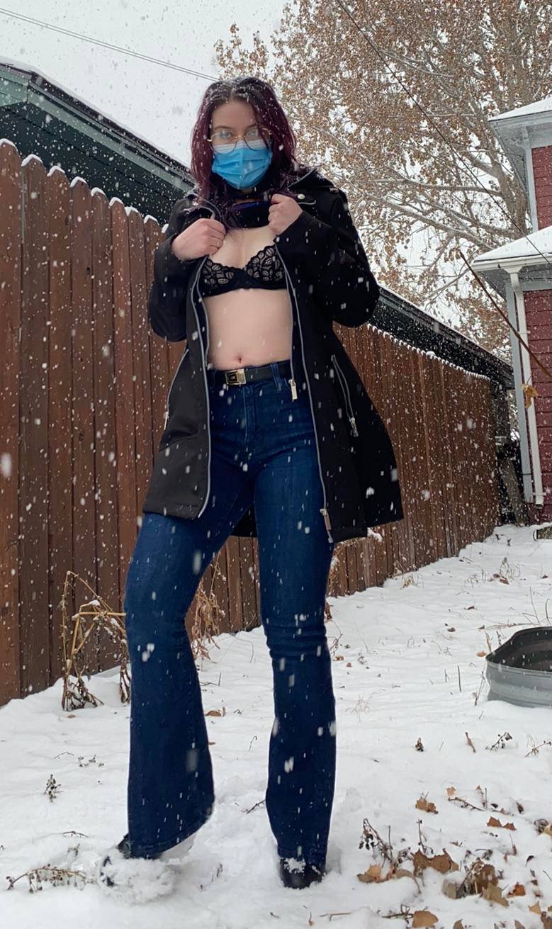 Playing in the snow | Scrolller