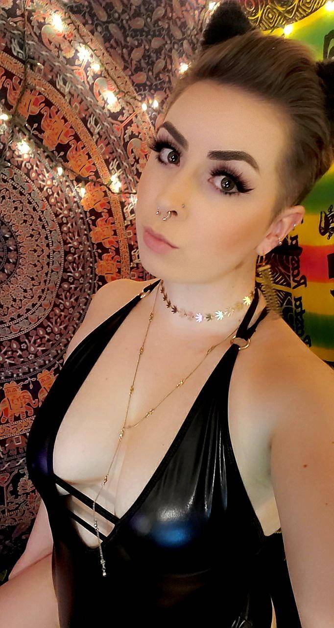 Come play with this kitty 😈 online now! https://chaturbate.com/marleyjane_420 | Scrolller