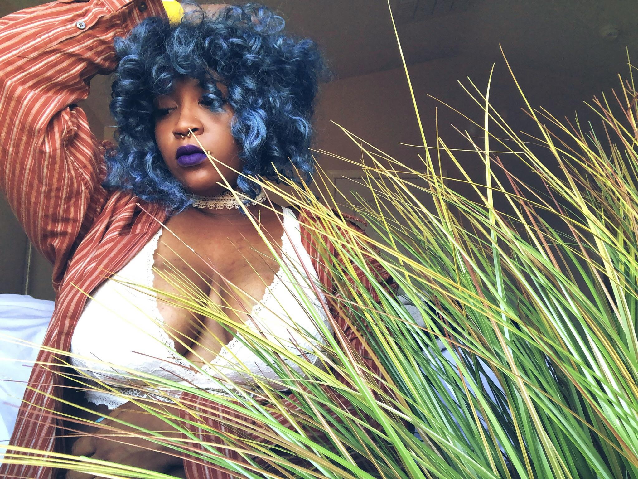 Come undress me | Scrolller