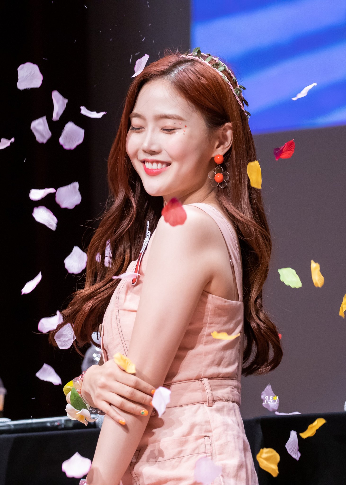 Confetti Leader | Scrolller