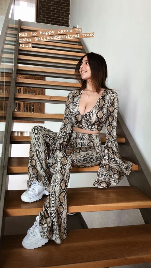 coral on staircase | Scrolller