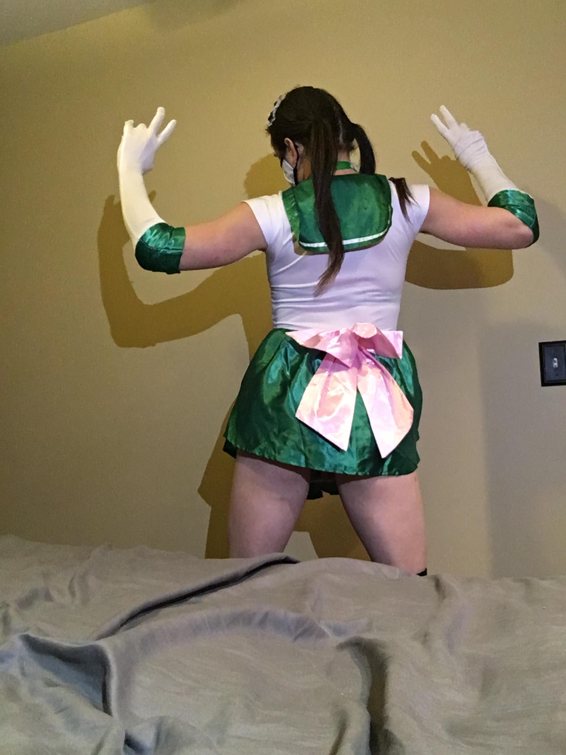 Cosplay don’t care, deuces | Scrolller