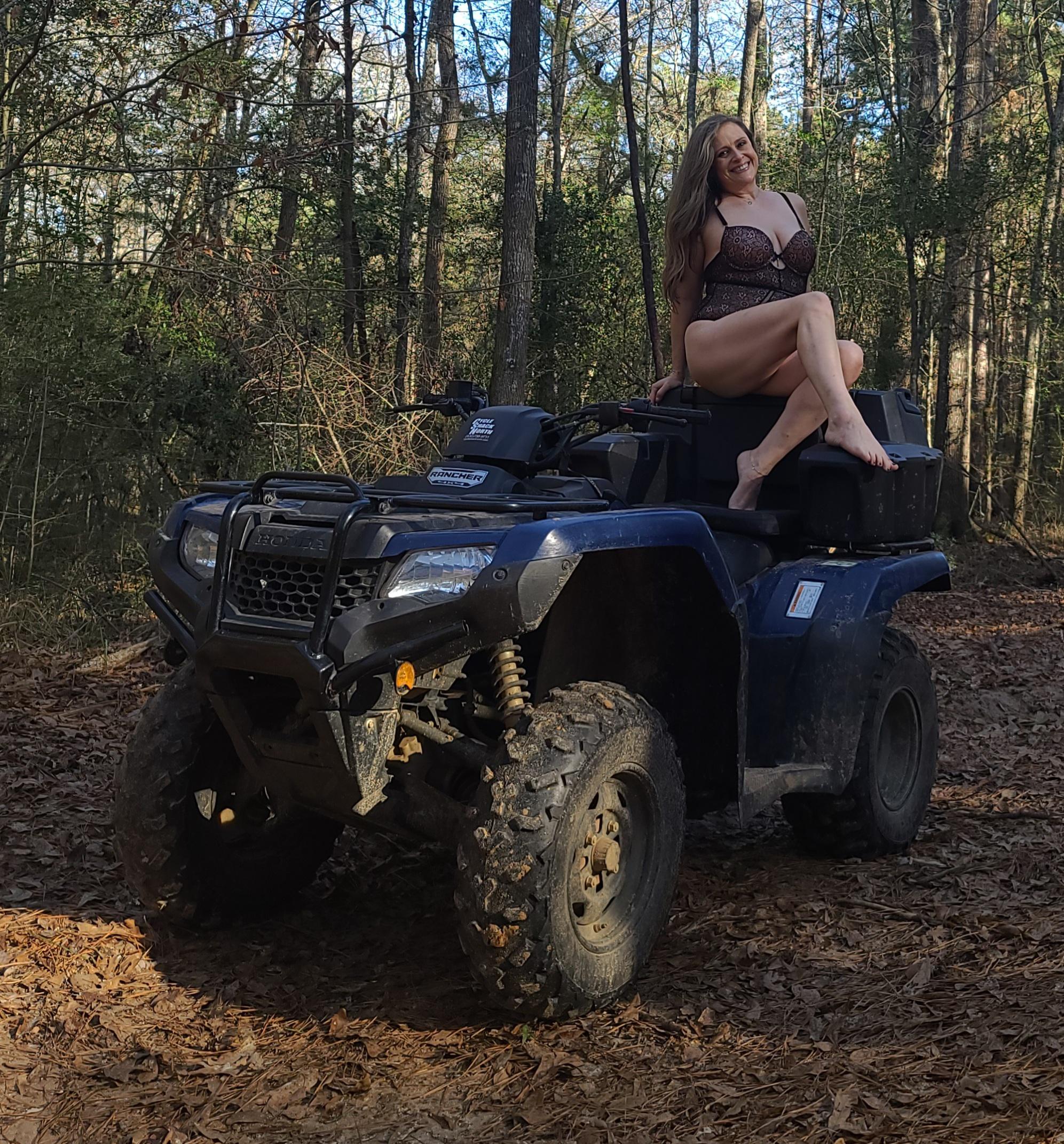 Country feet (f) 48 | Scrolller