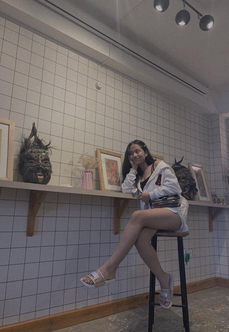 Cross Leg | Scrolller