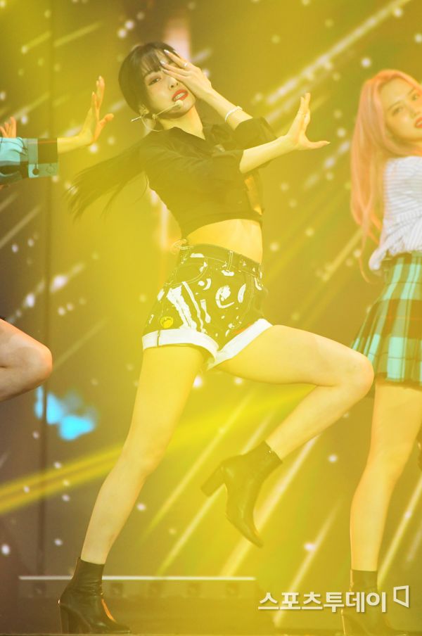 Crossroads Yuju | Scrolller