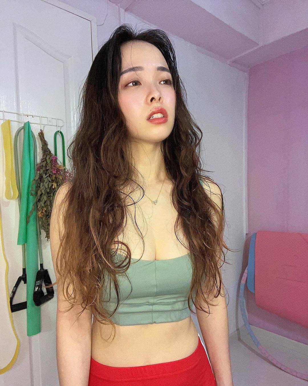 curly brown hair, gray-green top, home workout | Scrolller