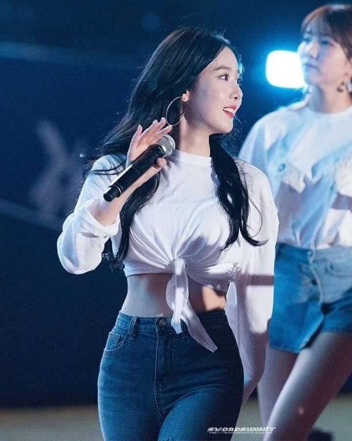 Curvy SinB | Scrolller