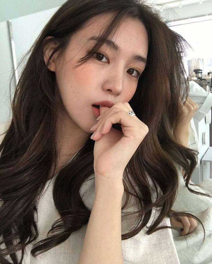 Cute Asian Scrolller