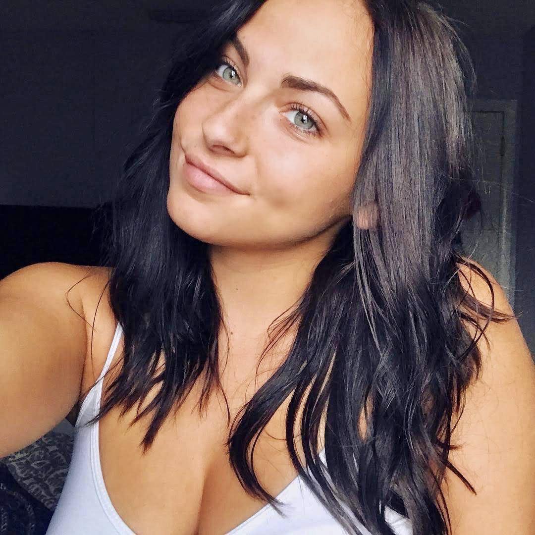 Cute face, thick waist | Scrolller