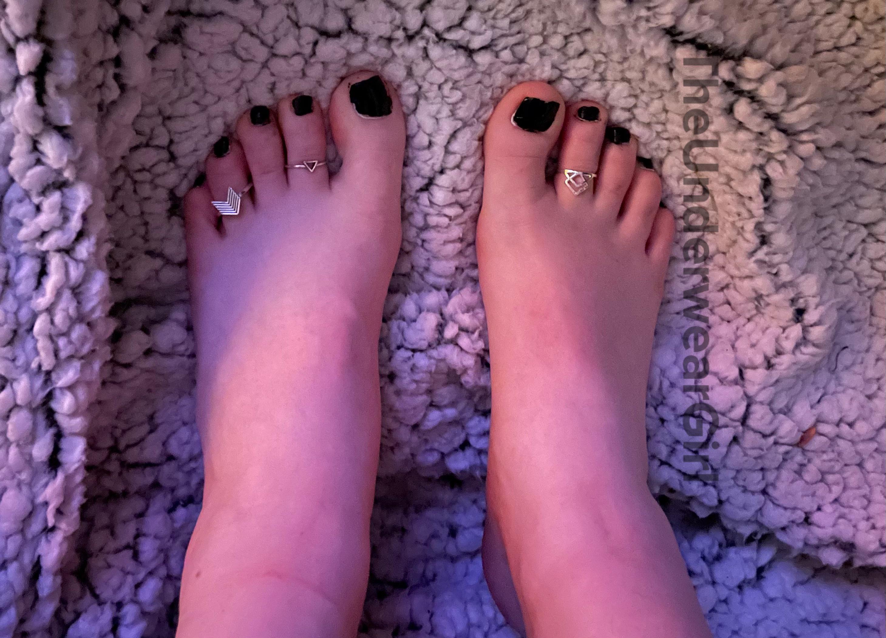 Cute Feet 😏 Scrolller