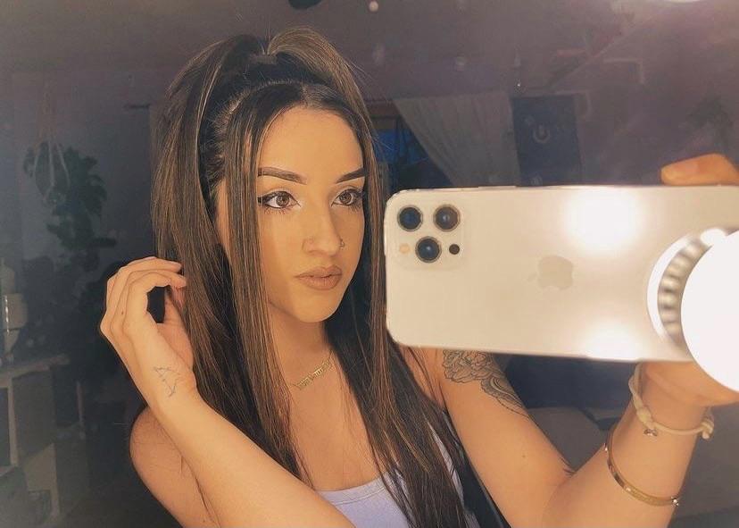 Adorable Latina Scrolller