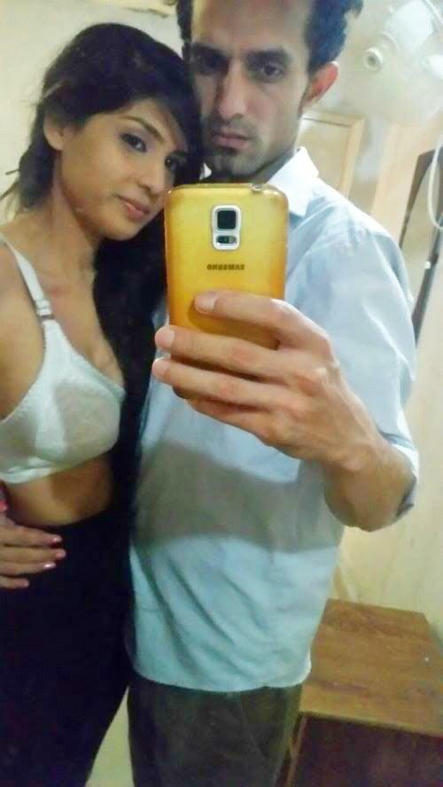 🥰Cute Paki Girl Convinced by her Naughty BF to take some hot Selfies🤳😋😘 | Scrolller