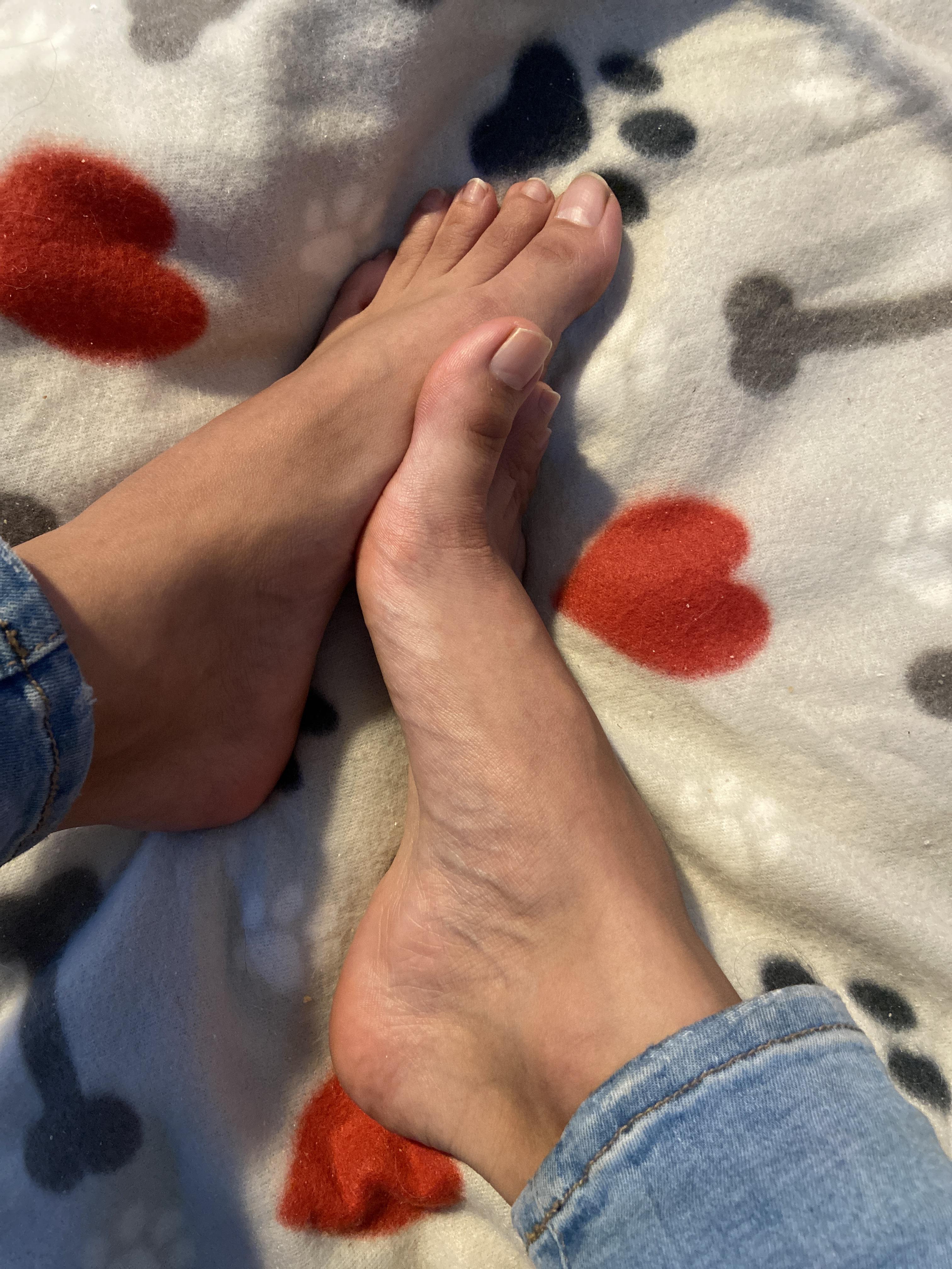 Cute toes, cute bones and cute paws. 🦶🏼🐾🦴 Happy 2021!! | Scrolller