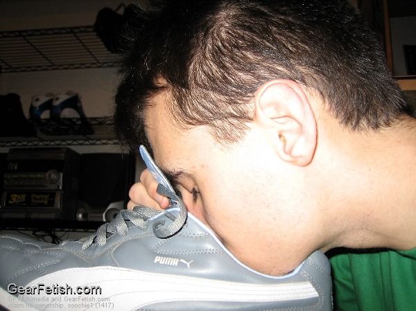 Cute Twink Sniffs Gray Pumas Scrolller