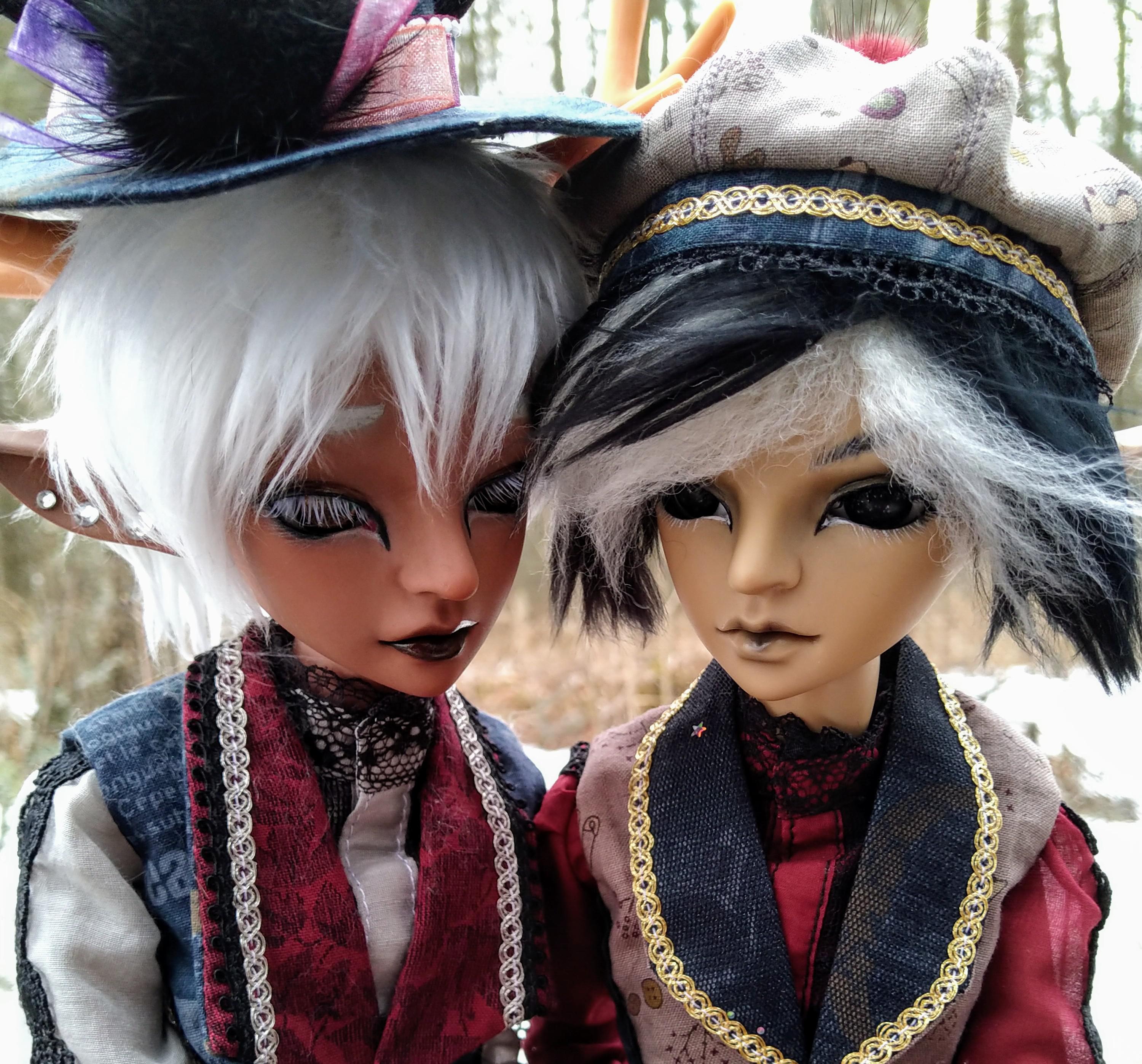 Cute twinsies. On the right we have a boy belonging to my friend and left one is mine. His face ...