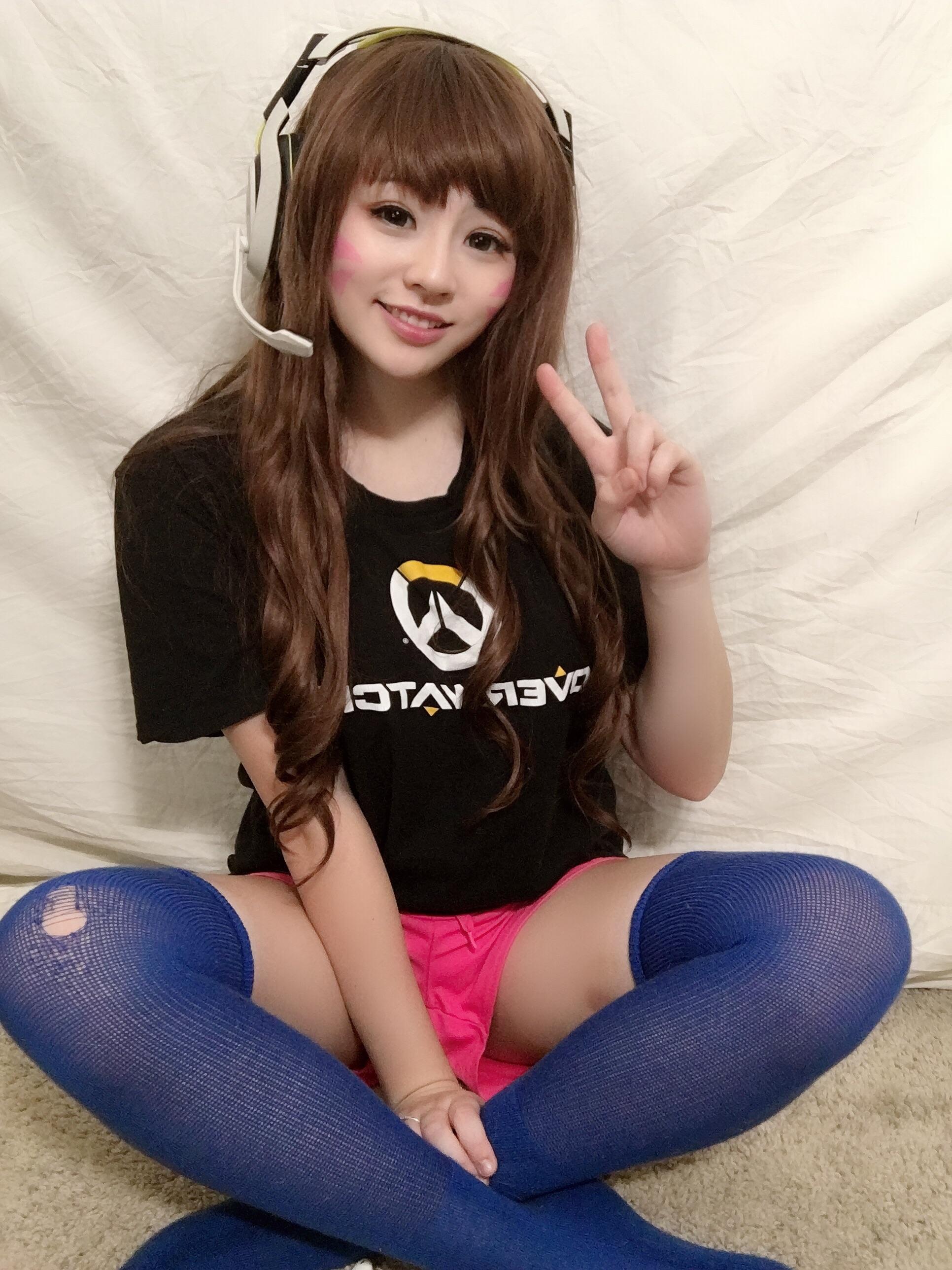 D.va from overwatch! Anyone like knee high socks? ♪(๑ᴖ ᴖ๑)♪ | Scrolller