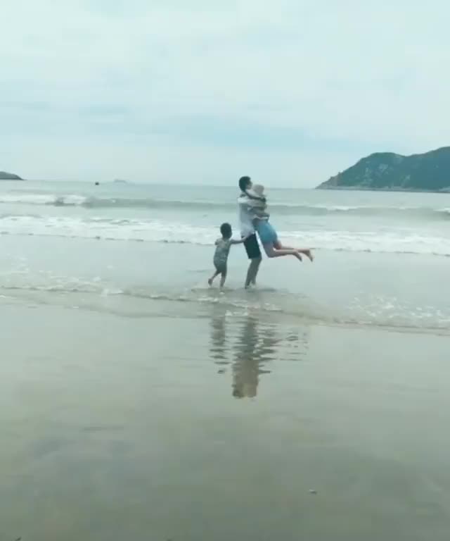 Dad is too busy being happy to notice his kid | Scrolller