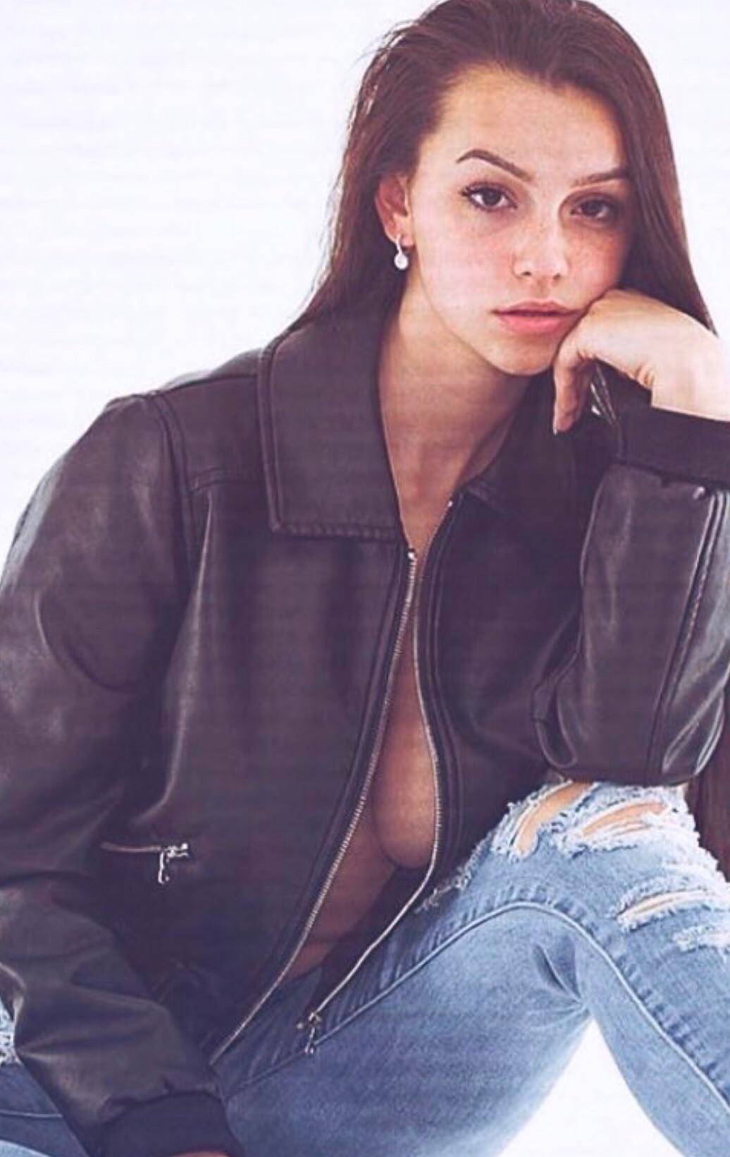 Daddy’s busty little princess | Scrolller