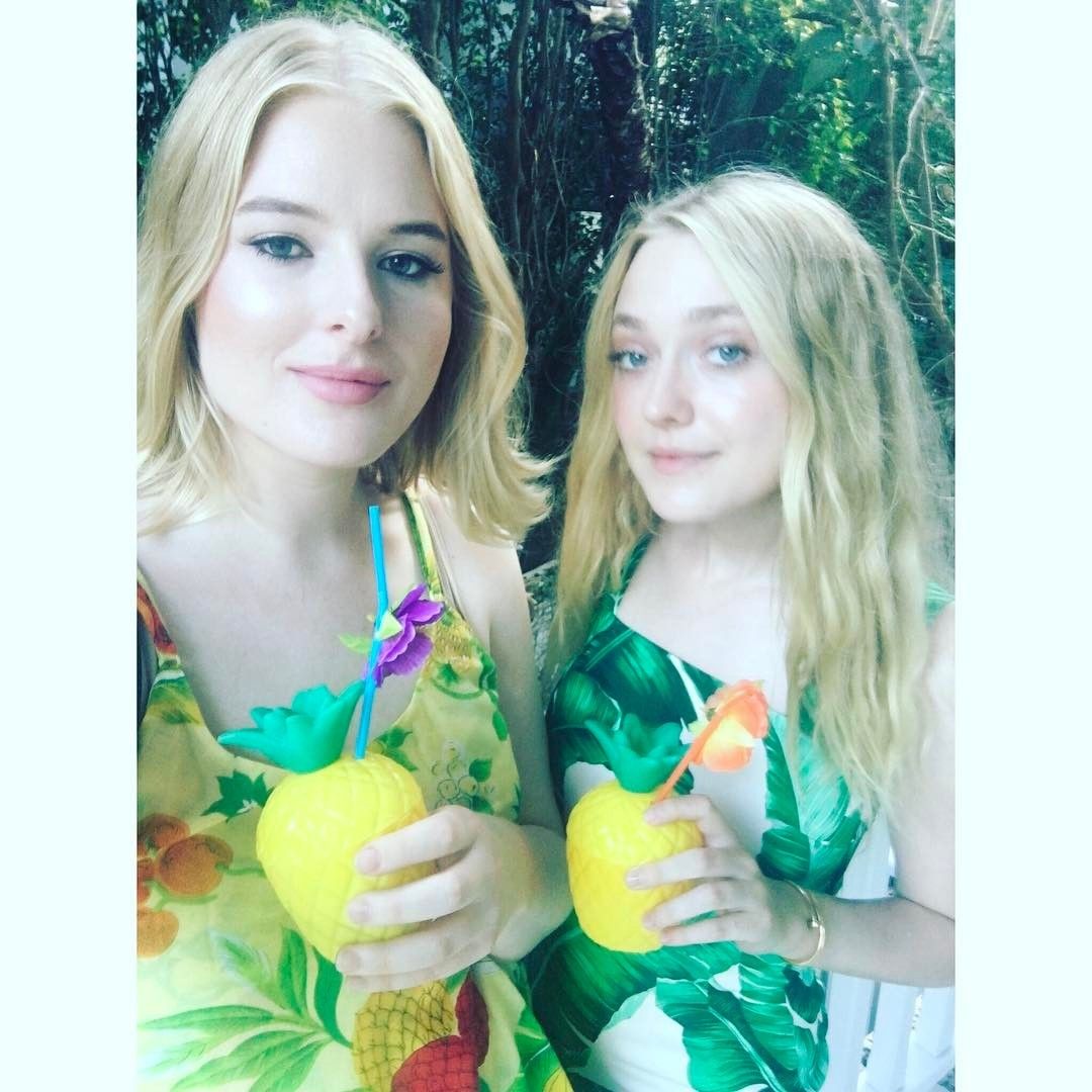 Dakota Fanning Scrolller