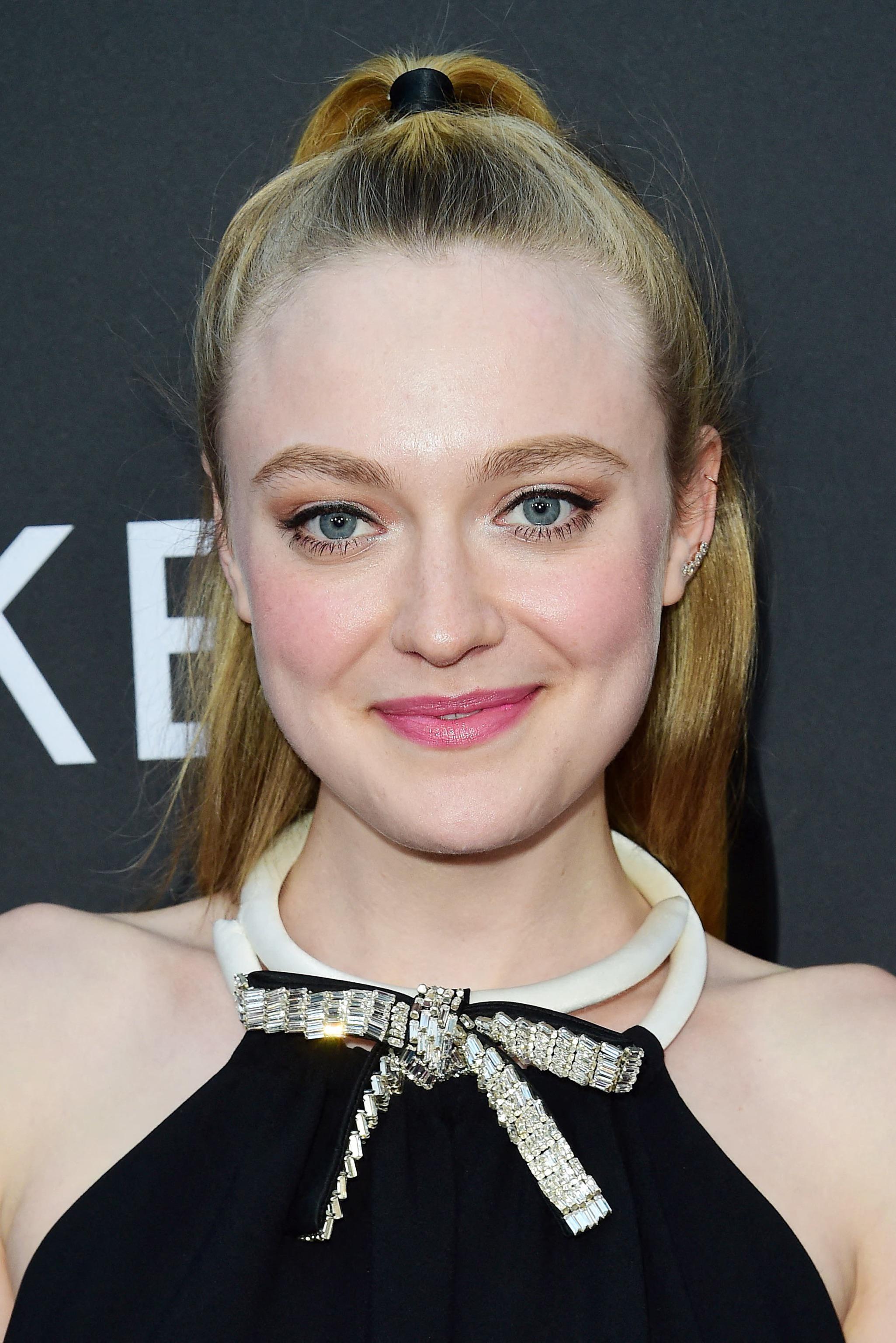 Dakota Fanning Scrolller