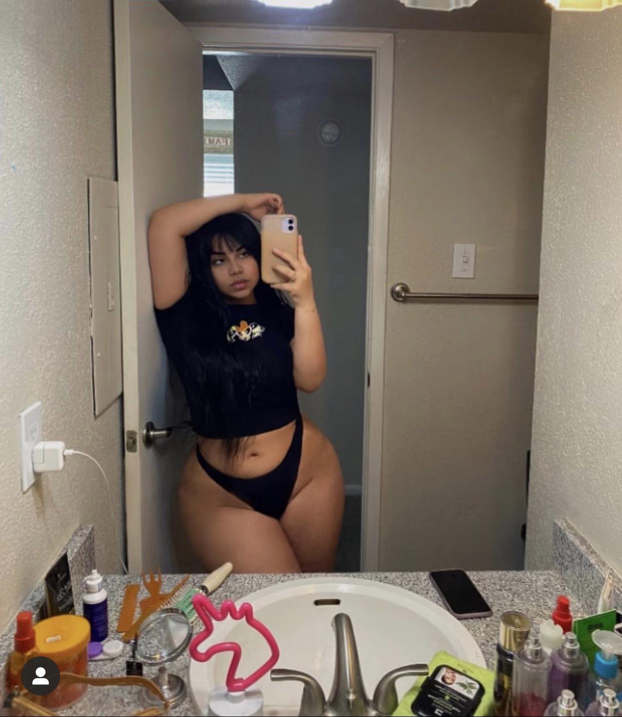 Damn look at those hips. Need my face in between them thighs, forreal. | Scrolller