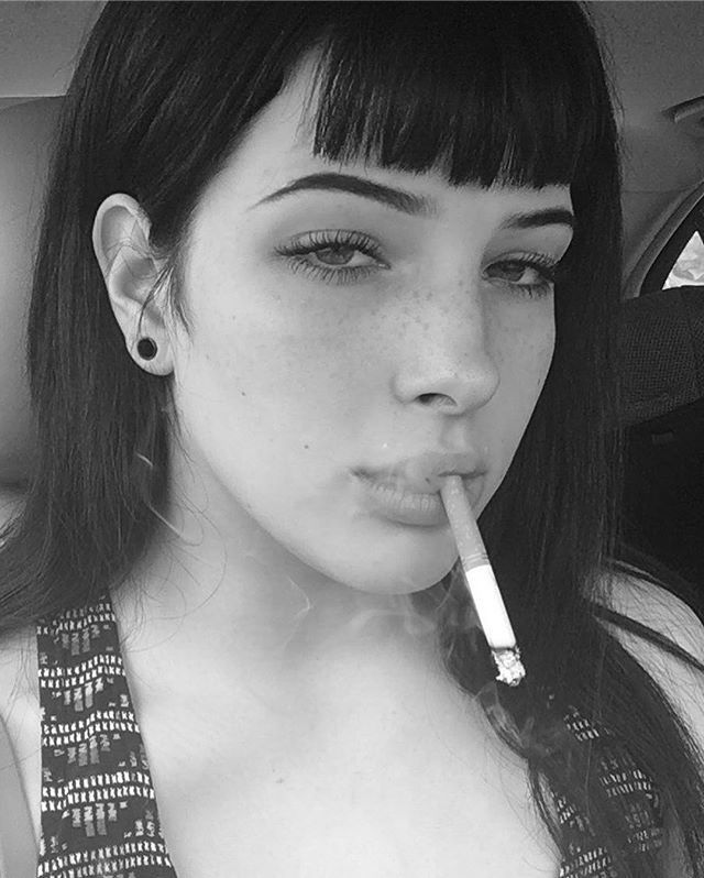 Damn she looks nice. | Scrolller