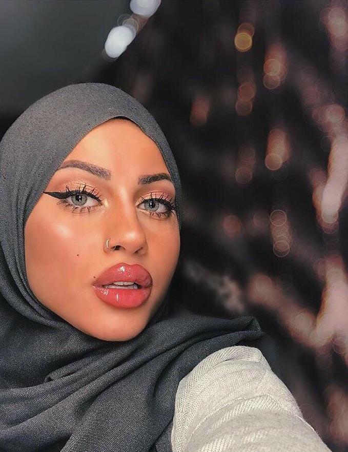 Damn those lips | Scrolller