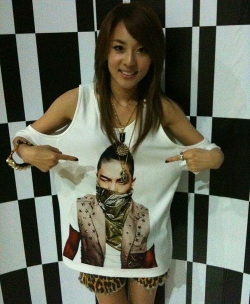 Dara supporting Taeyang | Scrolller